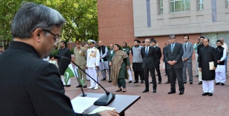 یوم آزادی کے موقع پر پاکستانی سفارت خانہ واشنگٹن میں پرچم کشائی کی ...